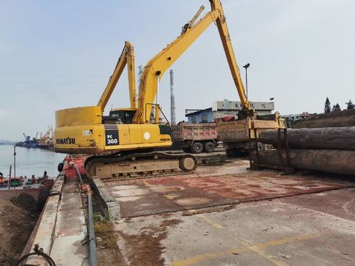 Komatsu 360 two-stage elongated arm into Jiangmen port unloading use